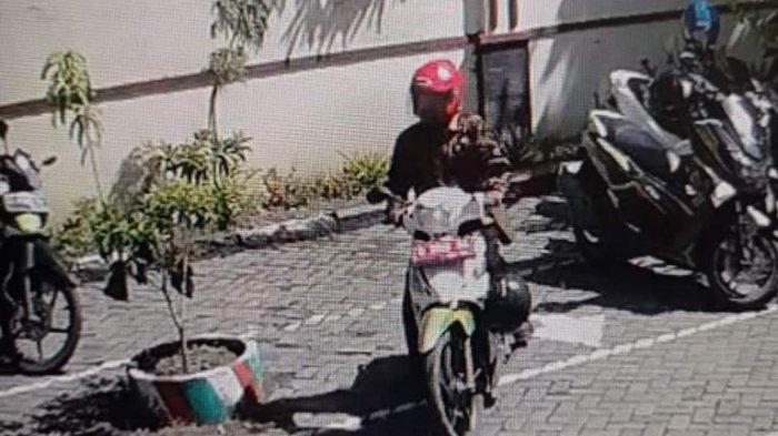 Viral, Pengguna Sepeda Motor Pelat Merah di Brebes Curi Helm di Kantor Pengadilan Agama ...