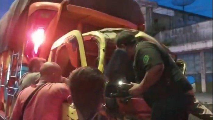 Truk Vs Truk Fuso di Banyumas, Evakuasi Sopir yang Tergencet Berjalan Dramatis - tribunmuria.com