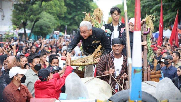 Naik Gerobak Sapi Simbol Rakyat Kecil, Ganjar Diarak Ratusan Ribu Warga ...