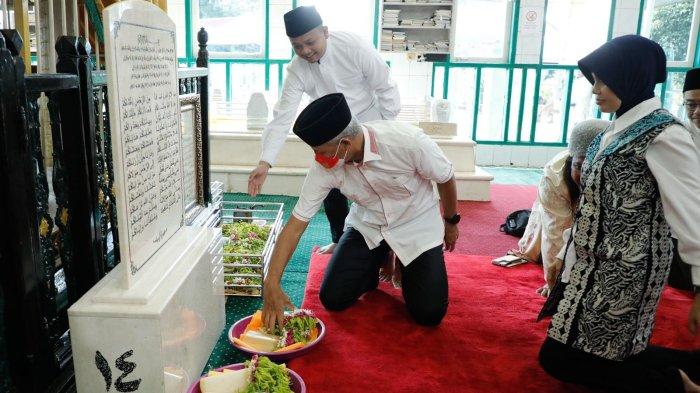 Cerita Ganjar Ziarahi Makam Syekh Muhammad Arsyad Al-Banjari di ...