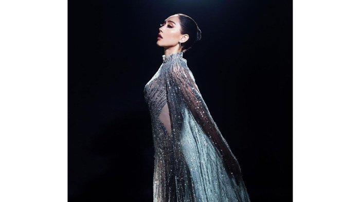 Menyikap Konsep Potret Gaun Malam Laksmi De Neefe Suardana Miss ...