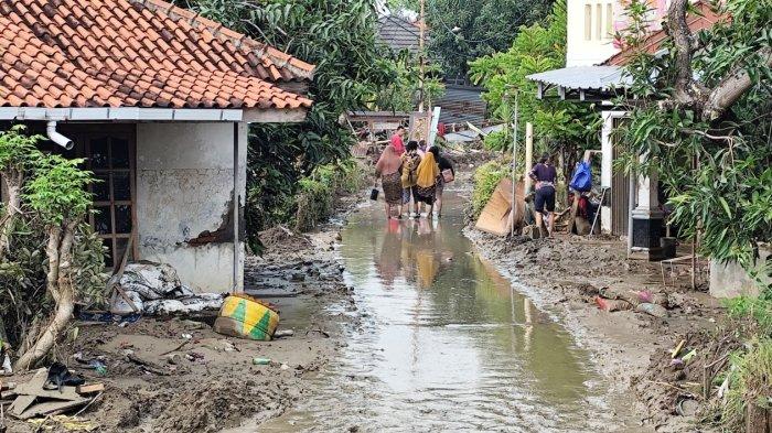Update Banjir Kendal, Hari Kelima Lumpur Sisakan Tumpukan Lumpur Tebal di Permukiman ...