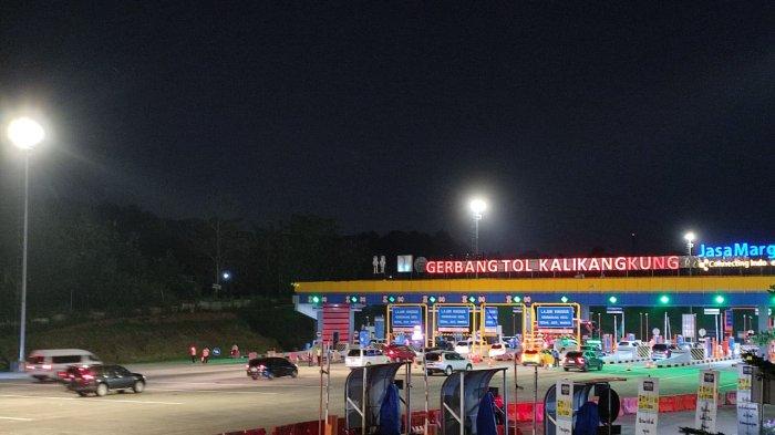 One Way Lokal Diterapkan, Arus Mudik Kendaraan Mulai Terurai di Gerbang Tol Kalikangkung ...