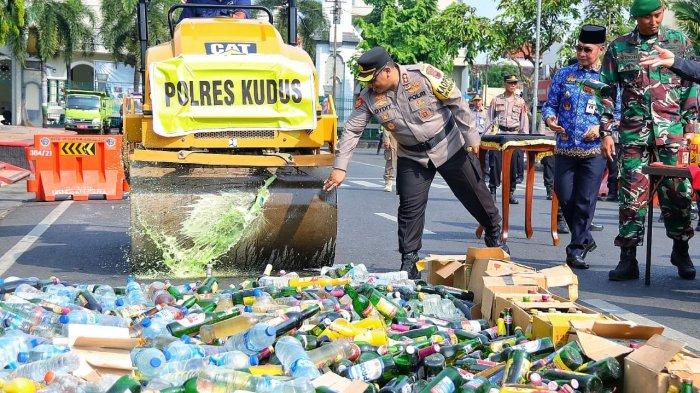 Alat Berat Musnahkan Ribuan Botol Miras Berbagai Merek, Hasil Razia Jelang Lebaran di Kudus ...