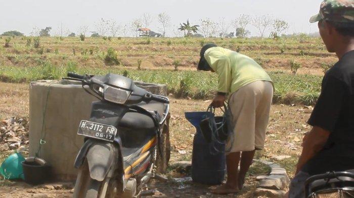 Cerita Sutarjo, Warga Blroa Harus Antre untuk 'Ngangsu' di Sumur ...