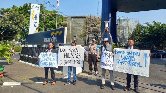 Menang di Pengadilan tapi Uangnya Rp5,8 MIliar Tak Kunjung Diganti, Nasabah Mandiri Demo di Bank ...