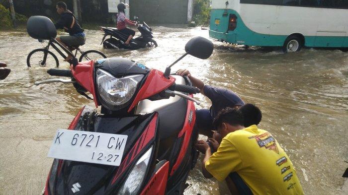 Inspiratif, Dua Pemuda di Kudus Ini Sukarela Bantu Pemotor yang Mogok Saat Lewati Banjir ...