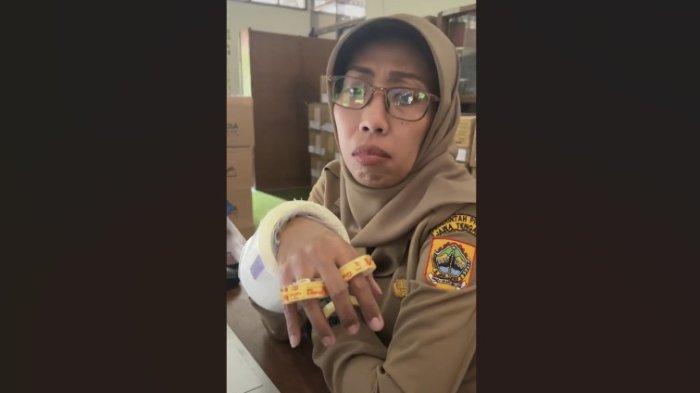 Video Guru SMA Kudus Parodi Flexing Gelang Lakban Balenciaga Rp 51 Juta ...