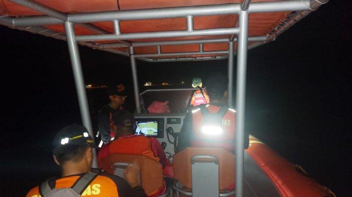 Basarnas Cilacap Selamatkan Dua Nelayan yang Terombang-Ambing di Lautan ...