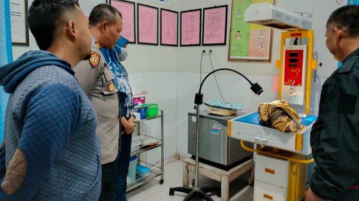 Bungkusan Warna Putih dan Secarik Kertas Tergeletak di Rumah Warga ...