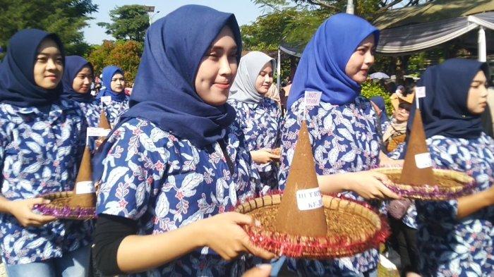 Buruh Rokok Kudus Kirimkan 30 Tumpeng Tembakau ke Presiden & DPR, Tolak ...