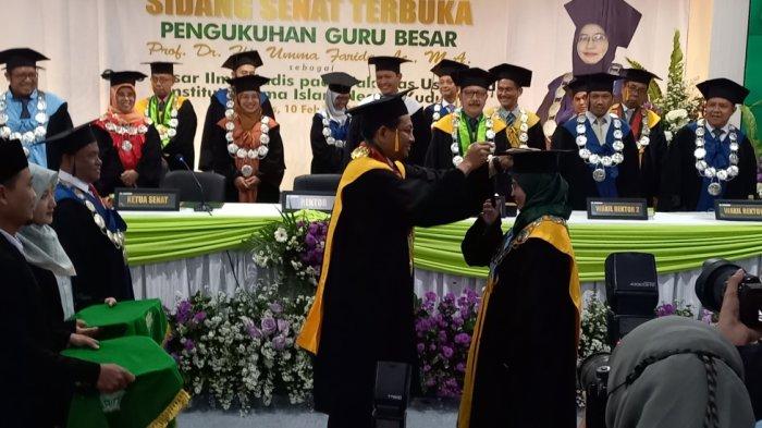 Cerita Prof Dr Umma Farida, Perempuan Guru Besar Pertama IAIN Kudus, Dikukuhkan Suami Sendiri ...