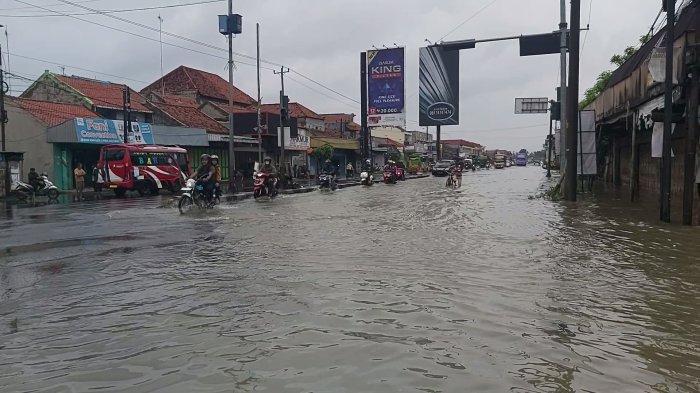 Jalur Pantura Comal Pemalang Direndam Banjir, Air di Pertigaan Blandong Capai 40 Cm ...