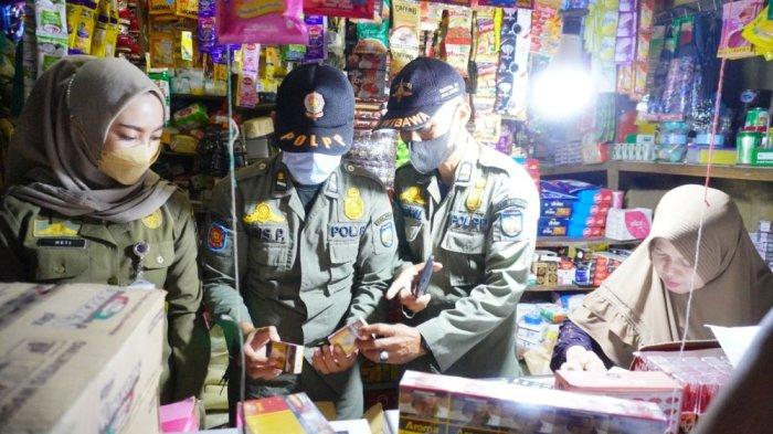 Petugas Gabungan Razia Rokok Ilegal di Kios Pasar dan Toko Kelontong di ...