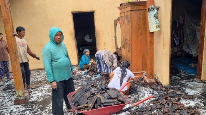 Rumah Kayu Jati di Brati Pati Hangus Terbakar, Pemilik Rugi Ratusan Juta Rupiah, Diduga karena ...