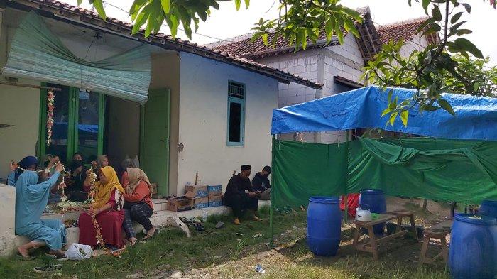 Jenazah Rangga Sasana Dimakamkan di TPU Seyoh Grinting Brebes ...