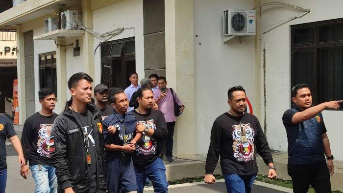 Husen Sempat Booking Perempuan via Michat dari Uang Milik Bos Galon ...