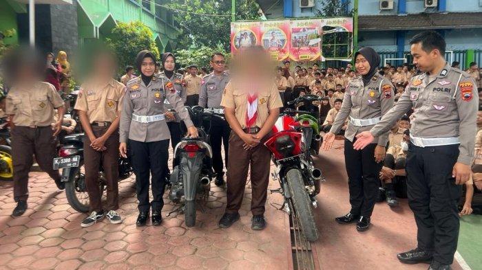 Sidak ke SMP Negeri di Pati, Polisi Hukum Siswa yang Kedapatan Naik ...