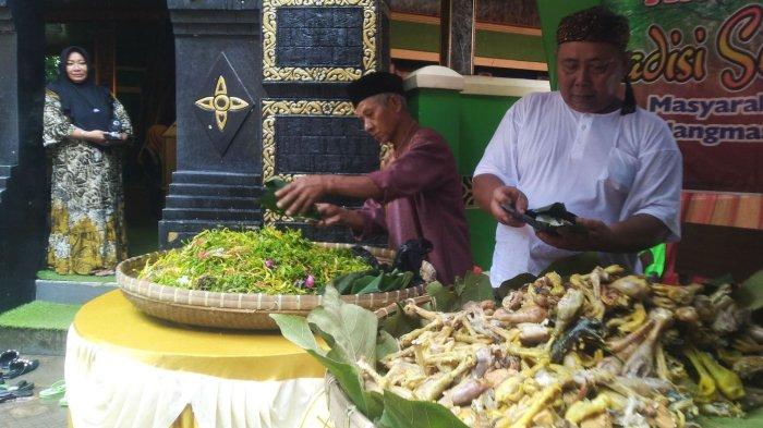 Meriahnya Tradisi Sewu Sempol di Kudus, Sedekah Kubur Warga Masin saat ...