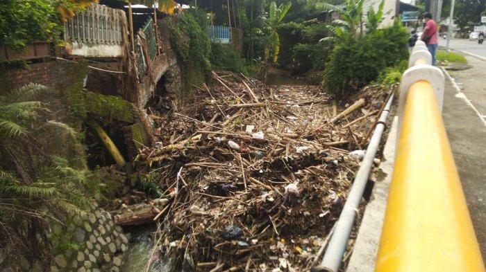 Pemdes Mijen Pusing, Sungai Setren di Kudus Jadi Lautan Sampah saat Musim Hujan, Surati BBWS ...