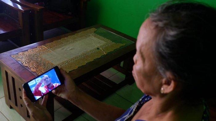 Tangis Haru Sumiyati, Lihat Putranya Aris Wibawa Sumbang Emas Cabor Renang ASEAN Para Games 2022 ...