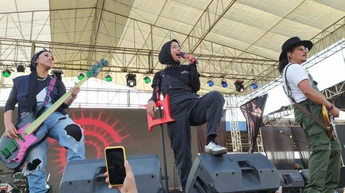 Denamet Konser, Band Kotak dan Last Child Hipnotis Ribuan Penonton di ...