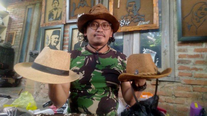 Cerita Nunung Ervana Warga Piji Kudus Sulap Limbah Goni Jadi Topi Koboi ...