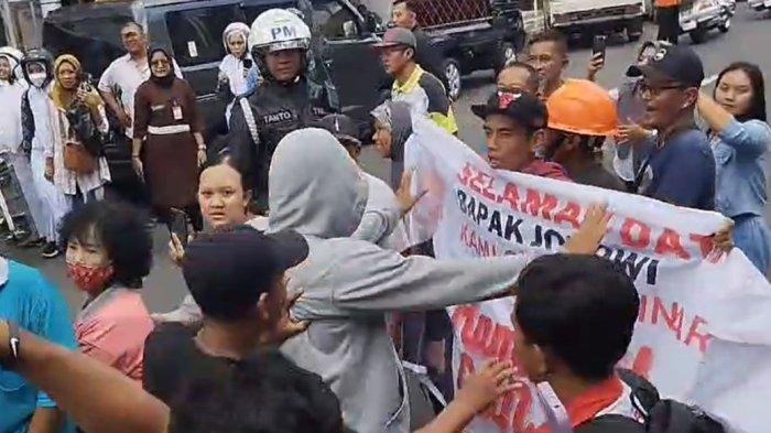 Viral! Bentangkan Spanduk Ganjar saat Jokowi Melintas, Warga Gunungkidul Dihajar Aparat ...