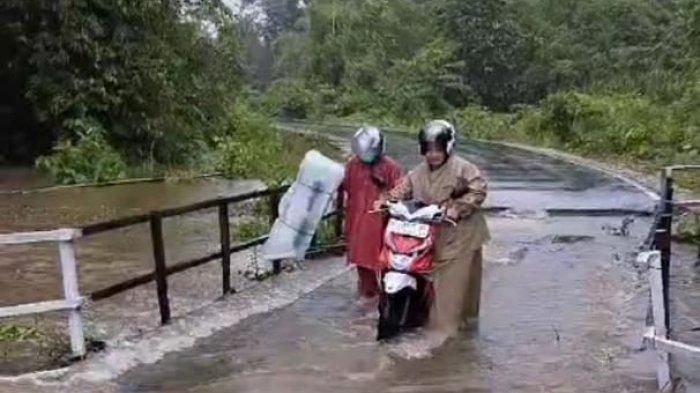 Dedikasi Tanpa Batas, Dua Guru SMAN 3 Tepsel Dorong Motor Melawan Arus ...