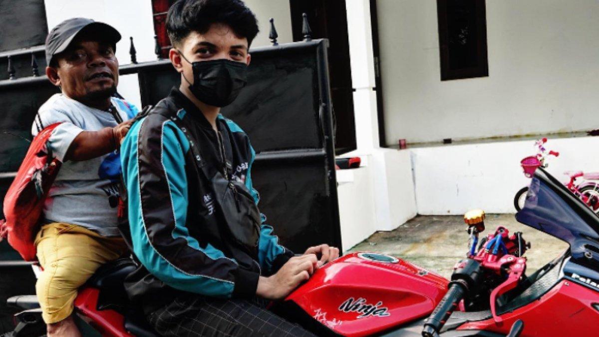 7 Potret Ketampanan Adam Batubara Putra Ucok Baba, Lulus SMA, Gagah ...