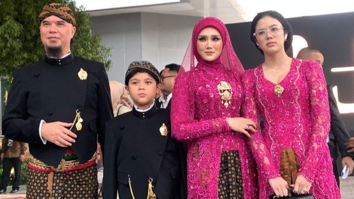 Potret Mulan di Ngunduh Mantu Al Ghazali, Mencolok Berkebaya Pink, Dampingi Ahmad Dhani di ...