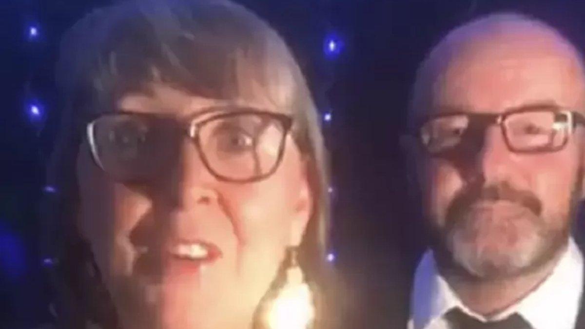 Viral Penyanyi Ini Tetap Hibur Penonton Meski Kena Serangan Jantung ...