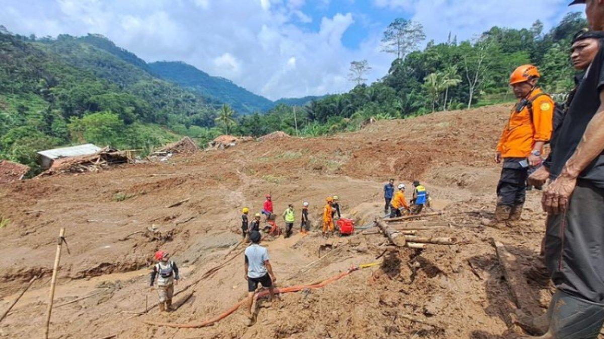 Bencana Longsor Terjadi di Bandung Barat, 25 Rumah Warga Terdampak, 10 Orang Hilang Tertimbun ...