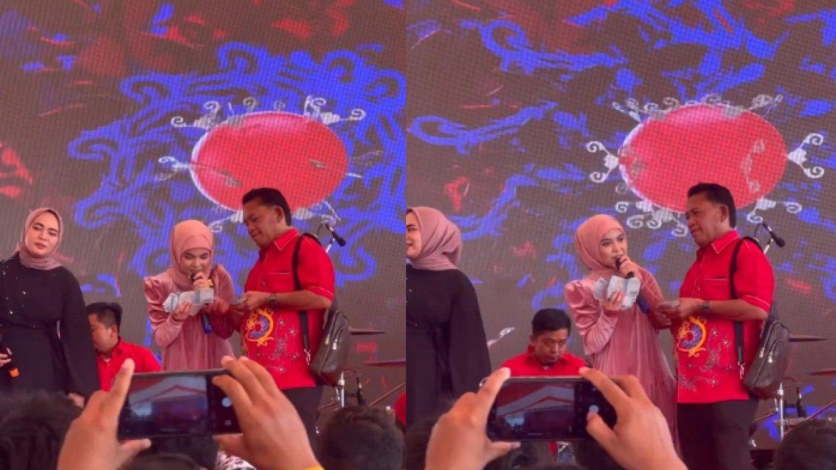 ASTAGHFIRULLAH! Bak Biduan, Qori Ini Disawer saat Lantunkan Al Quran ... ASTAGHFIRULLAH! Bak Biduan, Qori Ini Disawer saat Lantunkan Al Quran ...