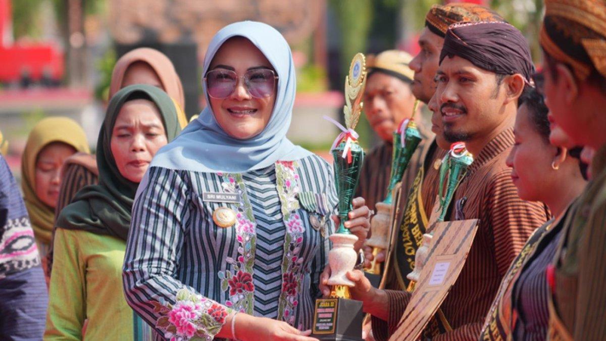 18 Guru And Kepsek Tk Sd Smp Berprestasi Raih Penghargaan Dari Bupati