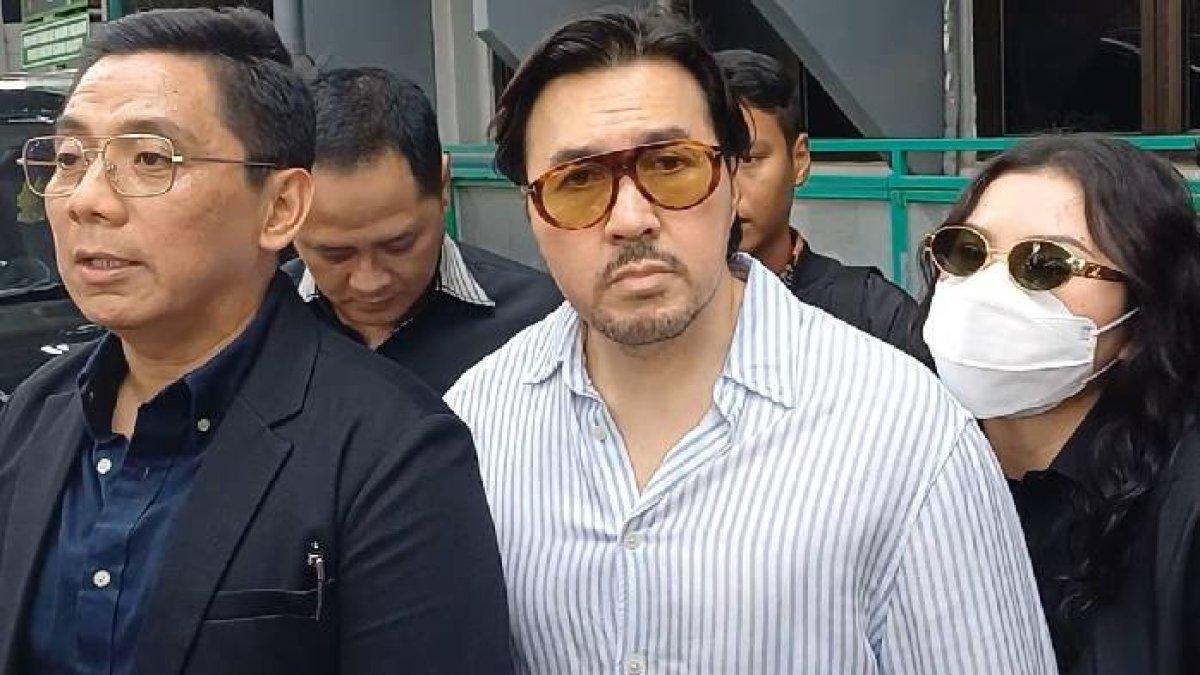 7 Potret David Bayu Setia Dampingi Putrinya Hadapi Kasus Video Syur, Siapkan Mental Bertemu ...