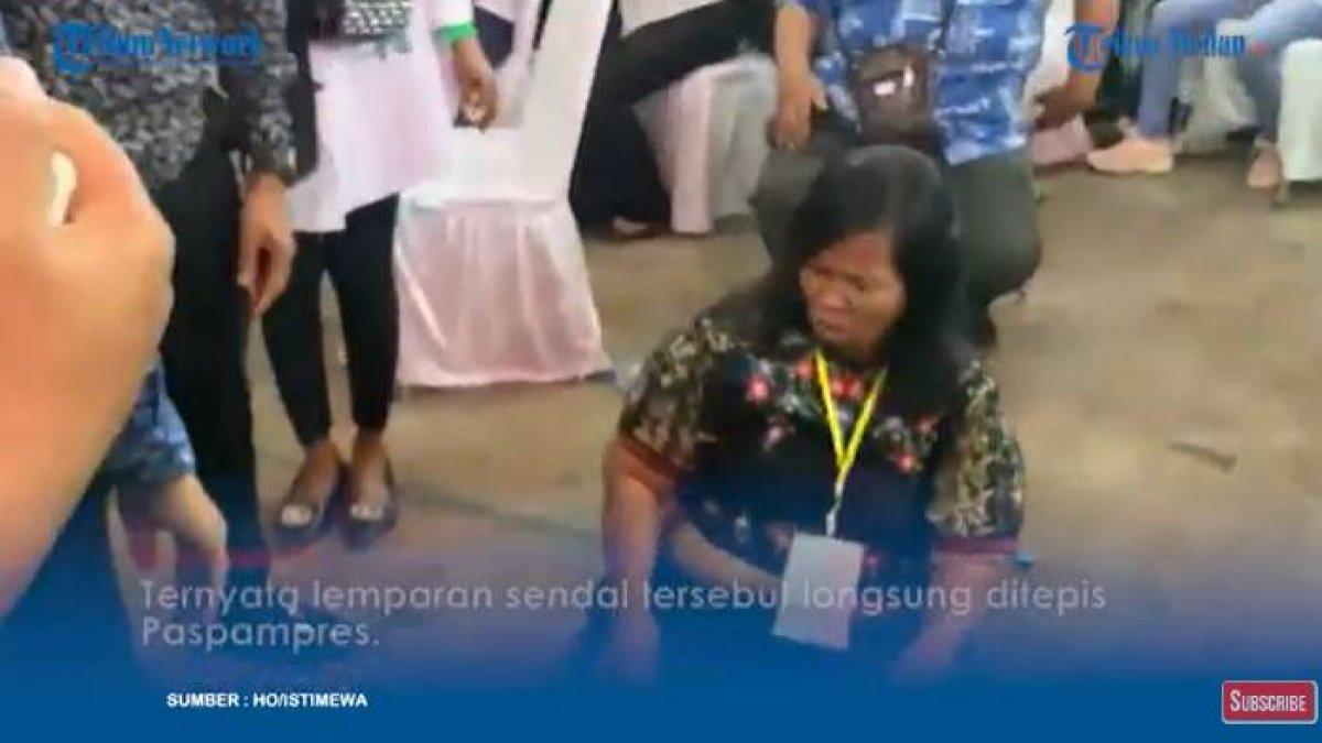 DETIK-DETIK Seorang Emak Lempar Sandal & Semprotkan Air ke Presiden ...