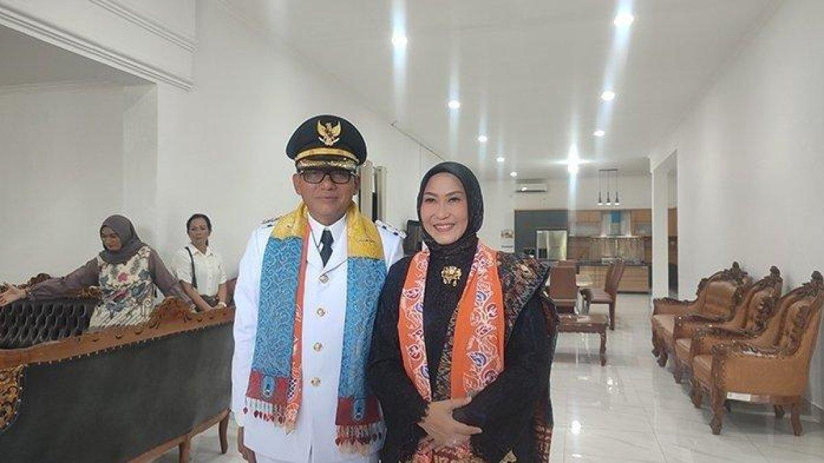 Sosok Djoni Alamsyah Bupati Belitung, Pakai Mobil Dinas Land Cruiser ...