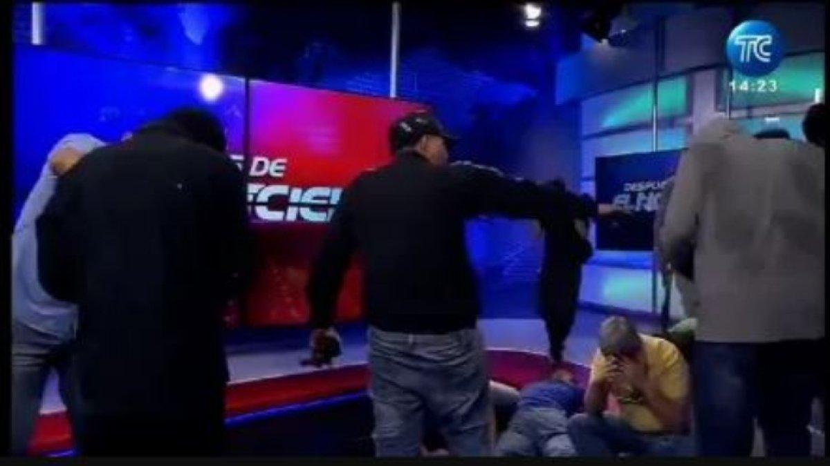 Mencekam! Gangster Bersenjata Serbu Stasiun Televisi Ekuador saat ...