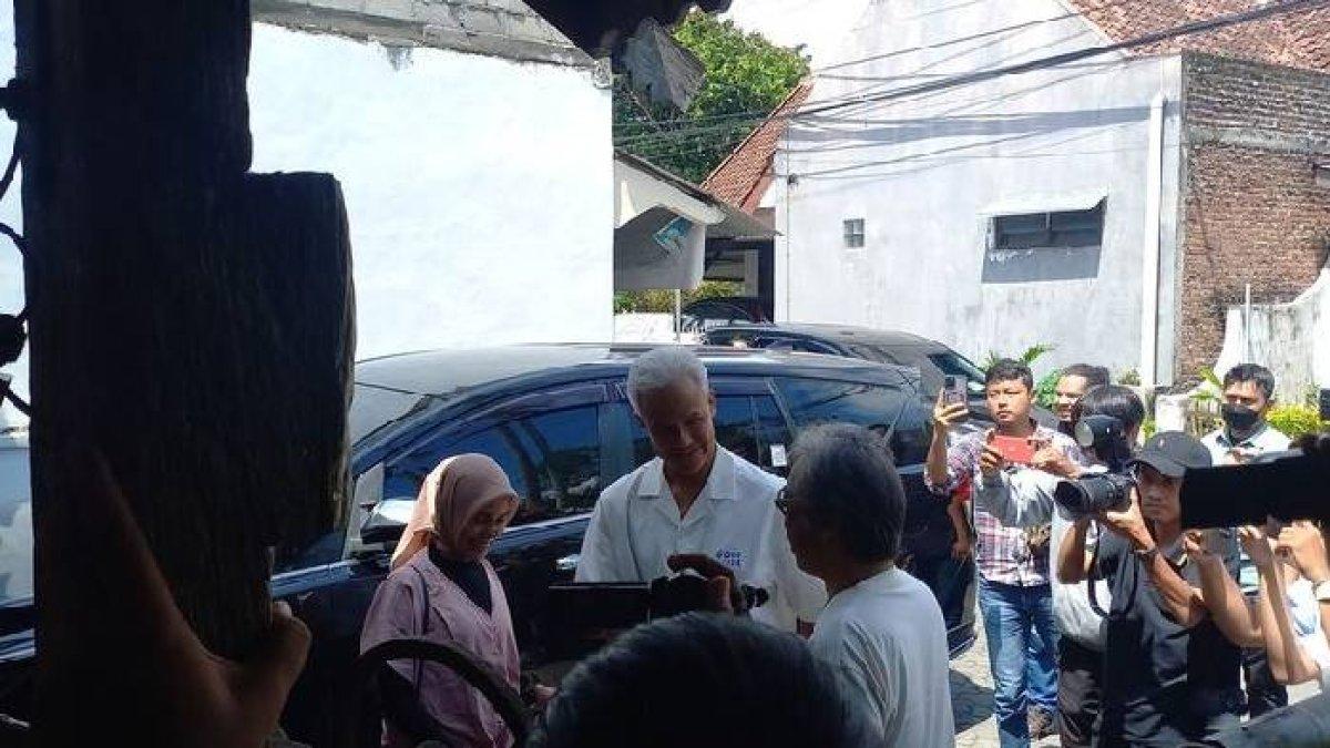 Diledek 'Capres Lemes' Oleh Butet Kartaradjasa, Ganjar Pranowo Tertawa ... Diledek 'Capres Lemes' Oleh Butet Kartaradjasa, Ganjar Pranowo Tertawa ...