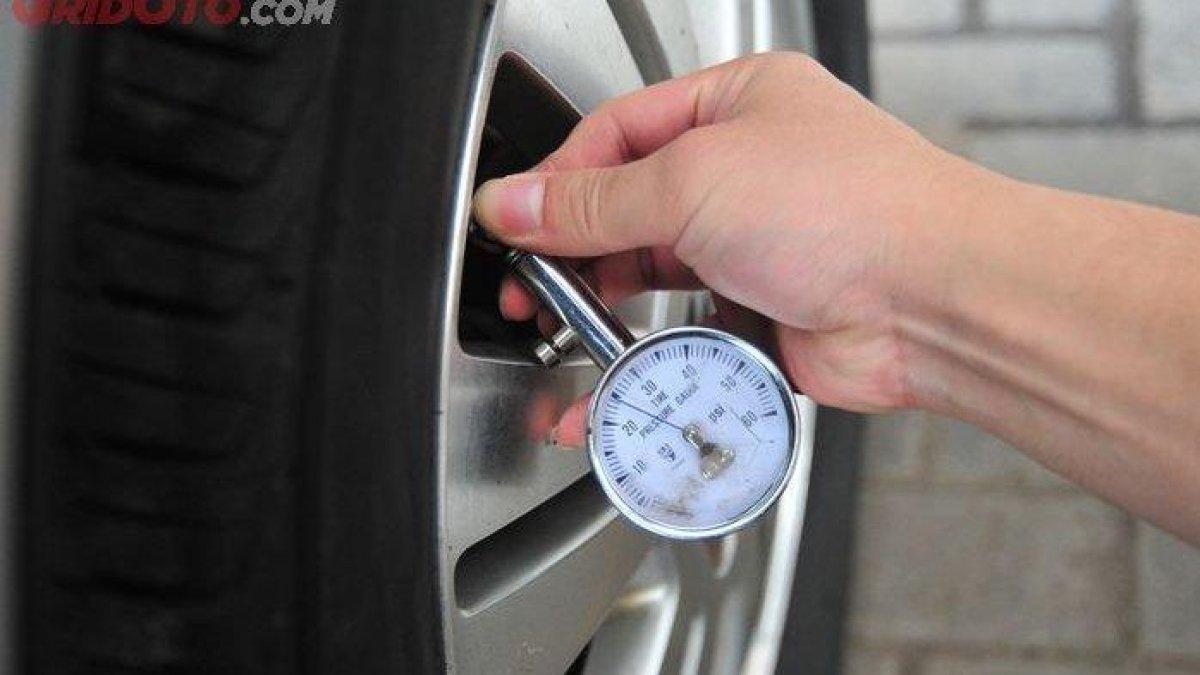 MOMEN Petugas Isi Angin di SPBU Tangerang Tusukkan Paku ke Ban Mobil ...