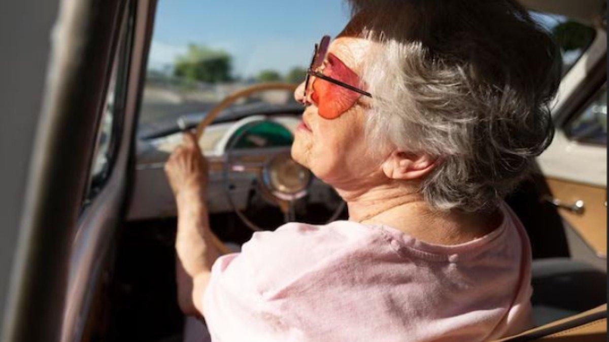 Kisah Pengemudi Tertua 103 Tahun Ditilang Polisi karena Ngebut, Mobil ...