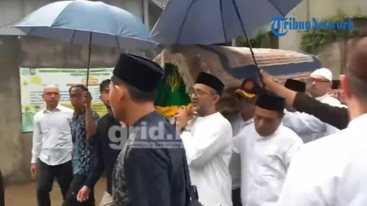 Detik-detik Pemakaman Suami Najwa Shihab, Diwarnai Hujan, Izzat Assegaf ...