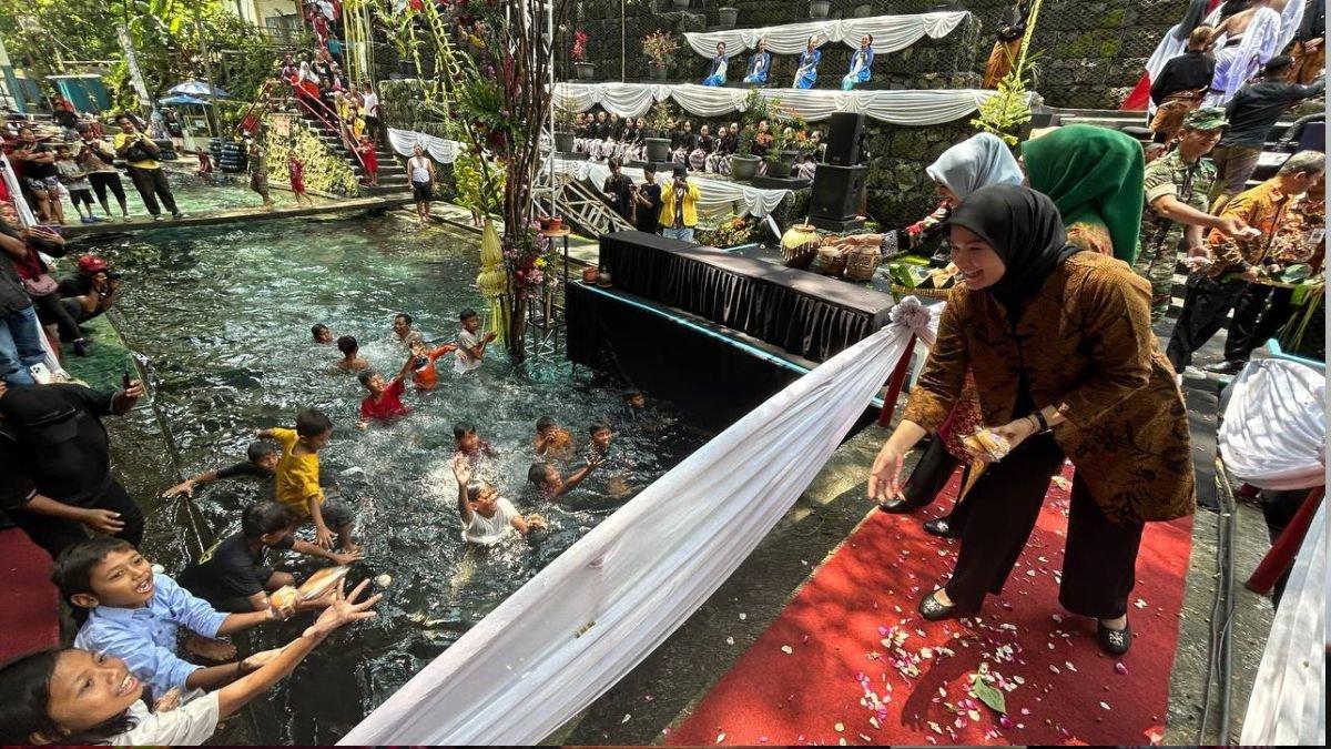 Pemkab Klaten Gelar Tradisi Padusan di OMAC Sambut Ramadan,Kirab Kendi ...