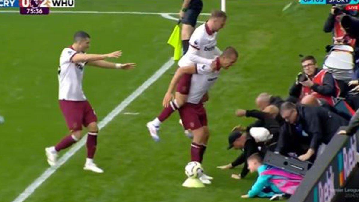 Insiden Ball Boy Ketiban Papan Iklan Stadion, Tomas Soucek Batal ...