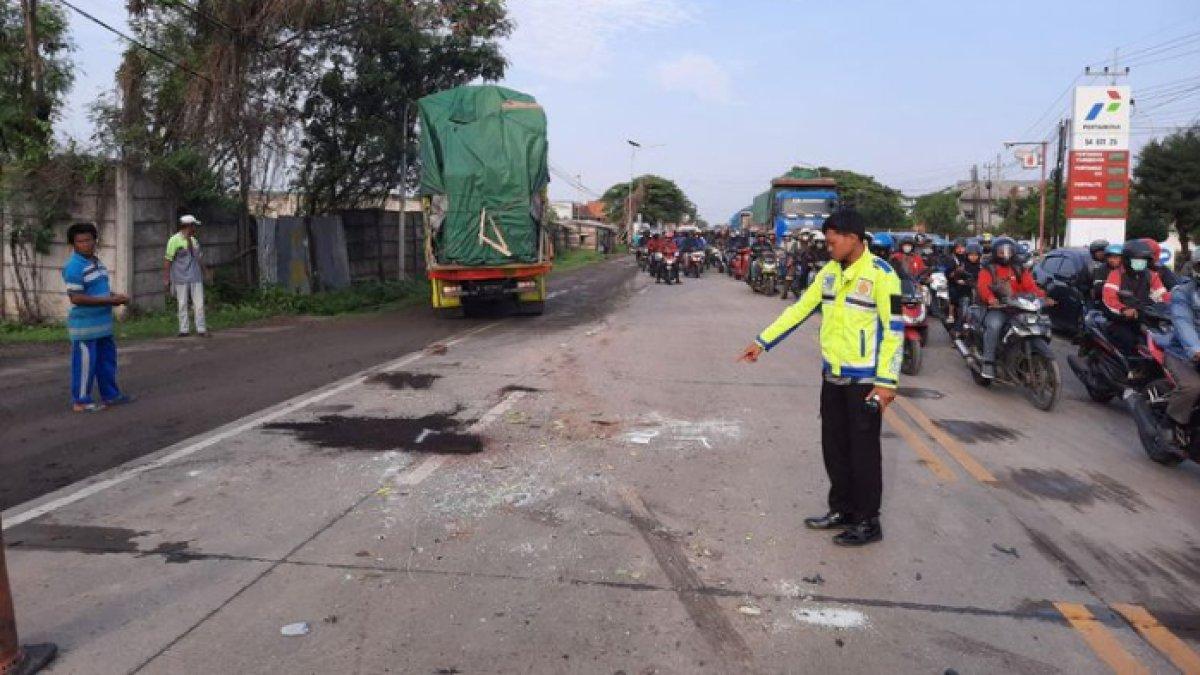TRAGIS! 2 Truk Terlibat Kecelakaan di Jalan Raya Desa Tebaloan Gresik, 1 Orang Tewas di Lokasi ...