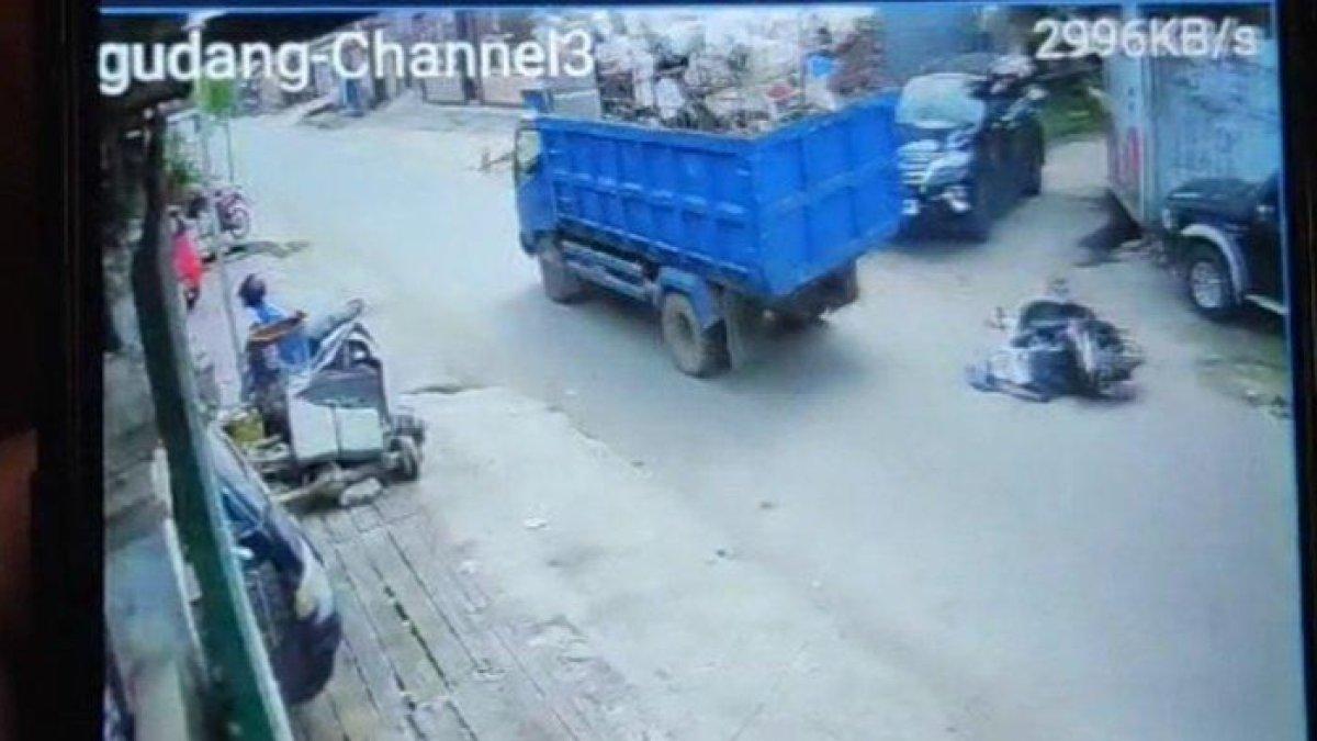 INNALILLAHI! Kecelakaan Maut Pemotor Wanita Tewas Seketika Usai Terlindas Truk di Samarinda ...