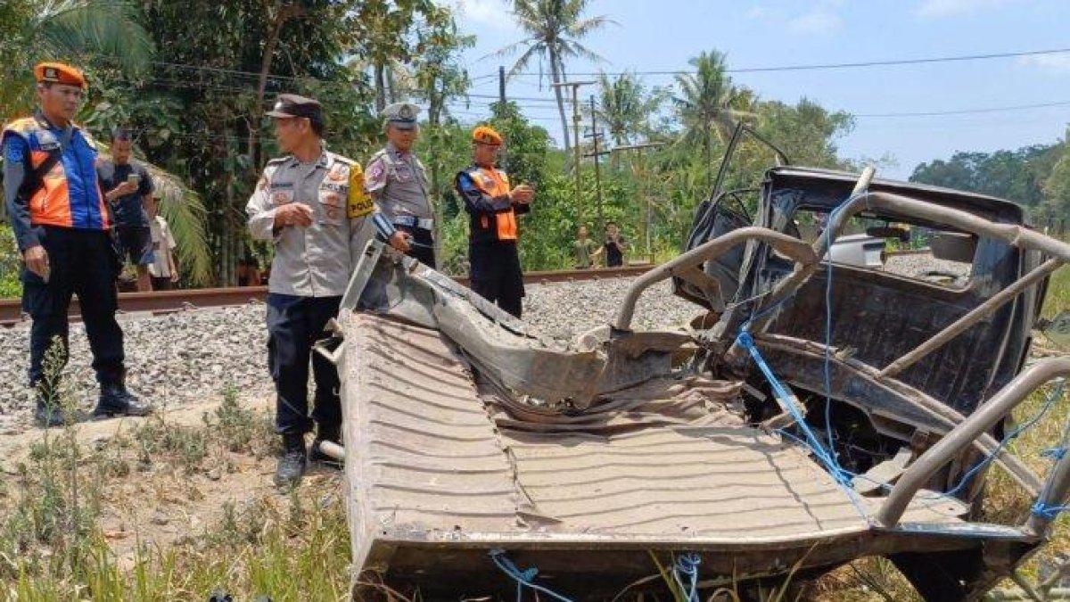 'AYO LOMPAT NAK!', Kereta Api Tabrak Mobil Pick Up, Ayah & Anak Selamat ...