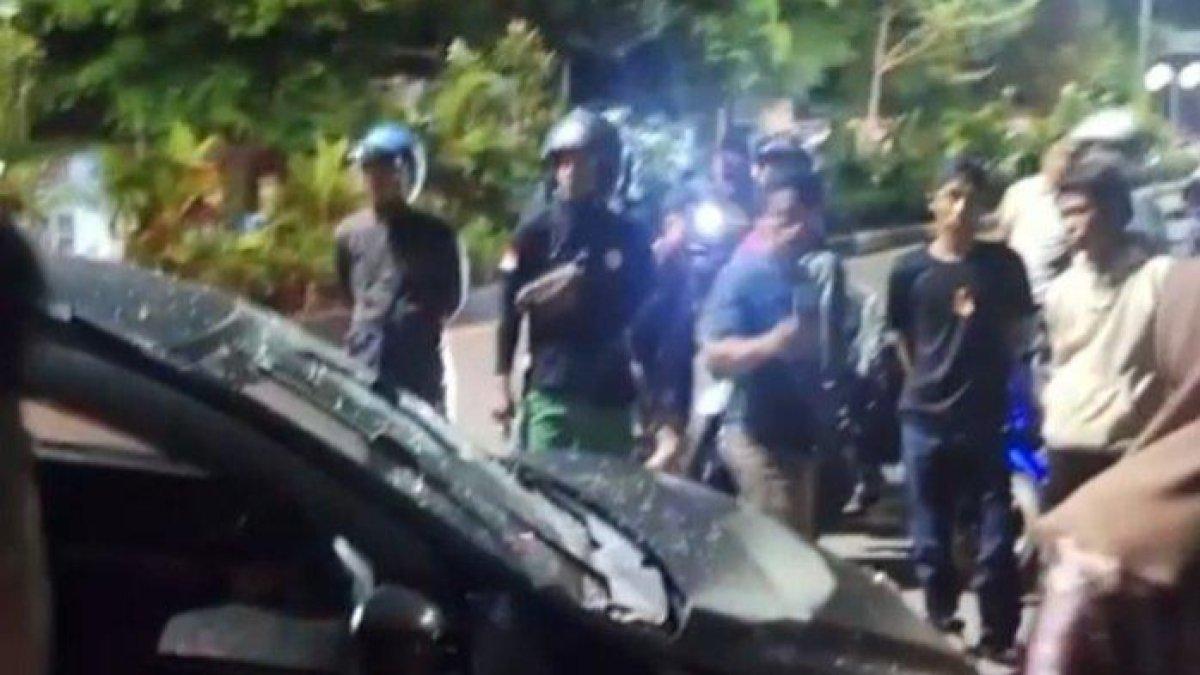 Diduga Hindari Kucing Nyeberang, Mobil di Kolaka Tabrak Trotoar hingga Ringsek, Pengemudi ...