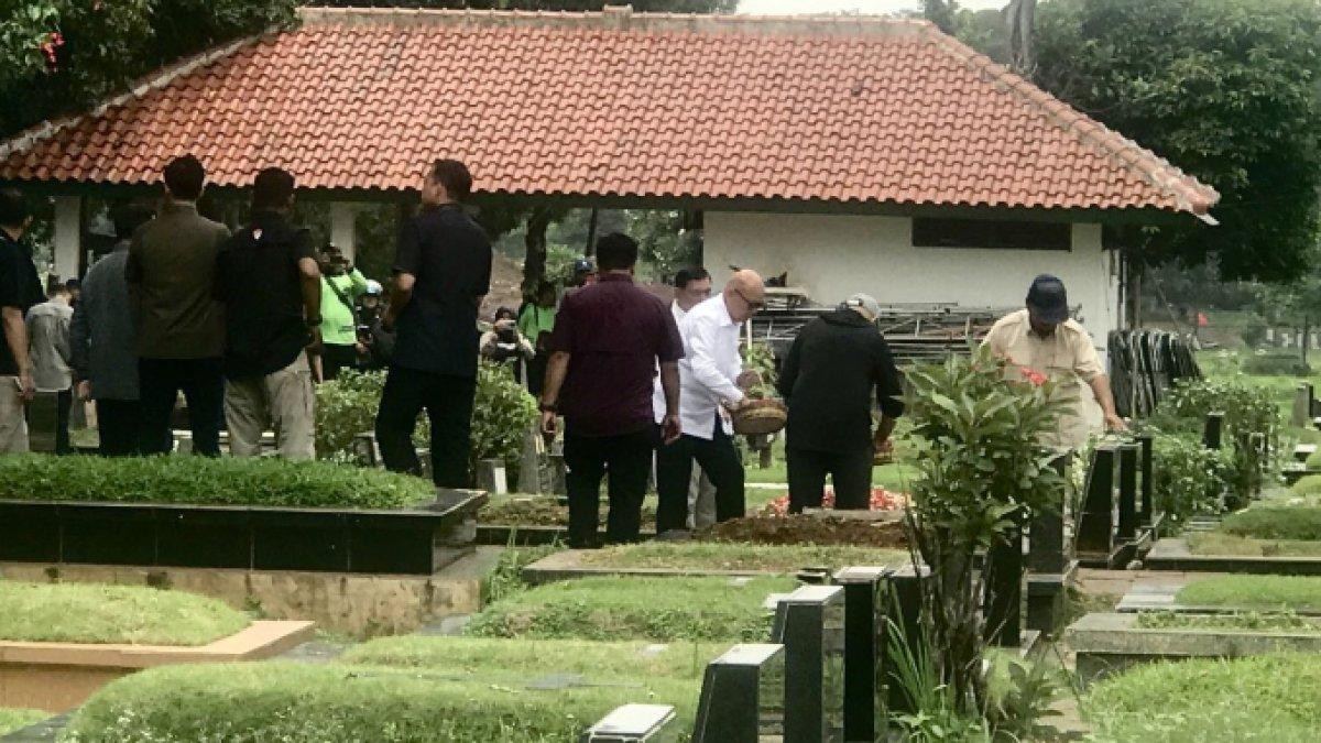 Momen Prabowo Subianto Ziarah ke Makam Ibunya di TPU Tanah Kusir ... Momen Prabowo Subianto Ziarah ke Makam Ibunya di TPU Tanah Kusir ...